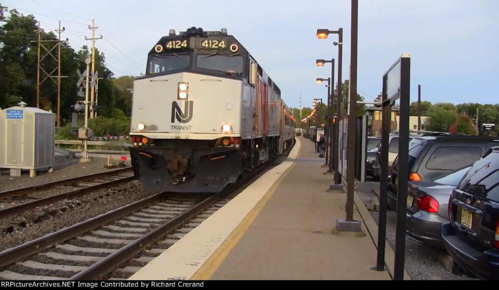 F40PH-2CAT 4124 Pulling In